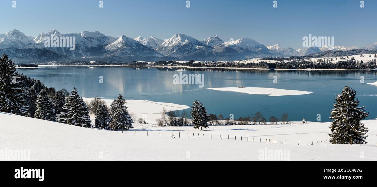 panoramic landscape in Bavaria with lake and deep snow at winter Stock ...