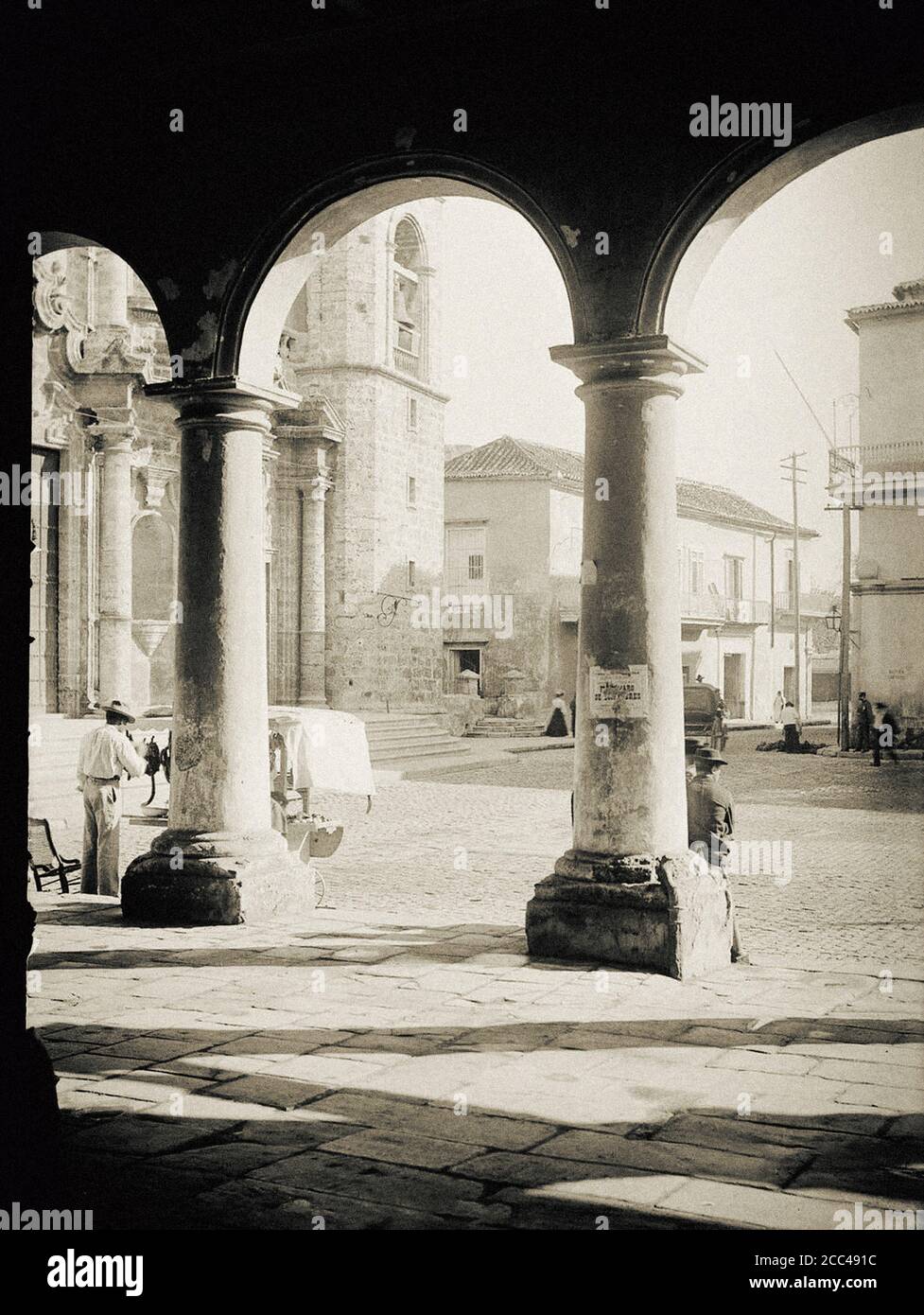 Old Havana. The Plaza del Catedral. Cuba. 1900 Stock Photo - Alamy