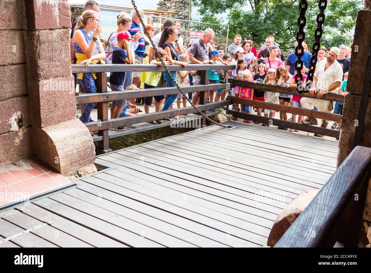 Draw bridge castle hi-res stock photography and images - Alamy