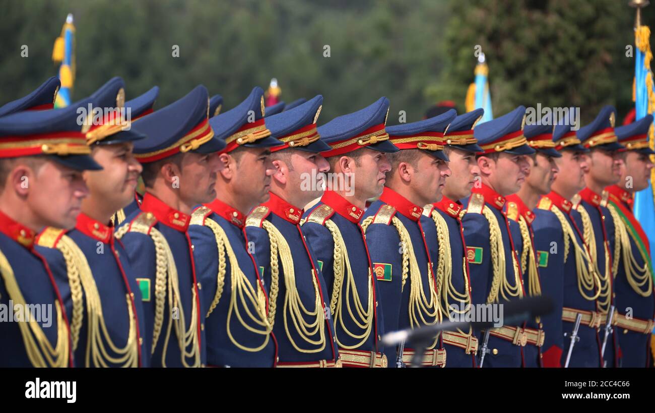 (200818) -- KABUL, Aug. 18, 2020 (Xinhua) -- An honor guard takes part ...