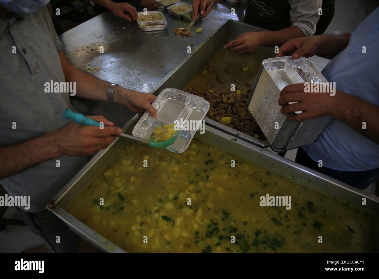 Gaza City, The Gaza Strip, Palestine. 18th Aug, 2020. Workers in a Thai ...
