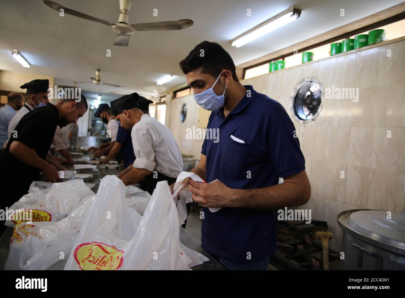 Gaza City, The Gaza Strip, Palestine. 18th Aug, 2020. Workers in a Thai ...