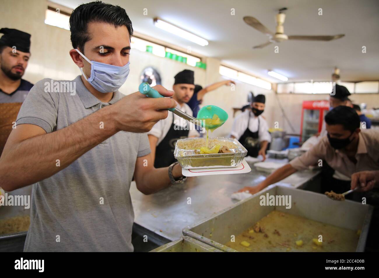 Gaza City, The Gaza Strip, Palestine. 18th Aug, 2020. Workers in a Thai ...