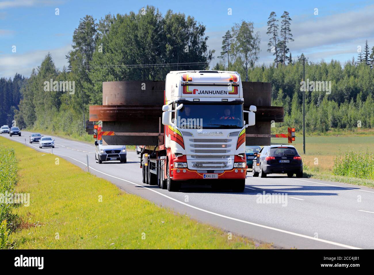 Traffic from opposite direction giving way to 7,1 metres wide oversize ...