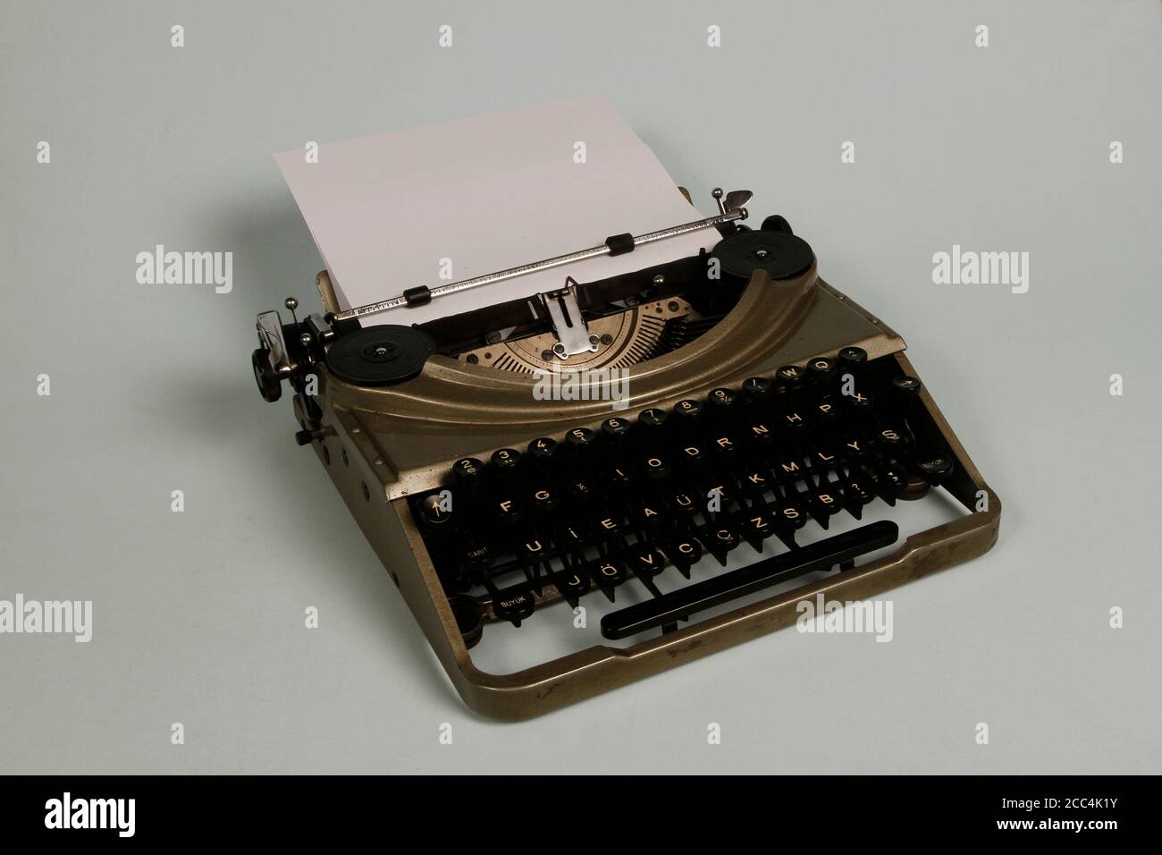 Mechanical portable typewriter made in 1952. 1952 portable typewriter ...