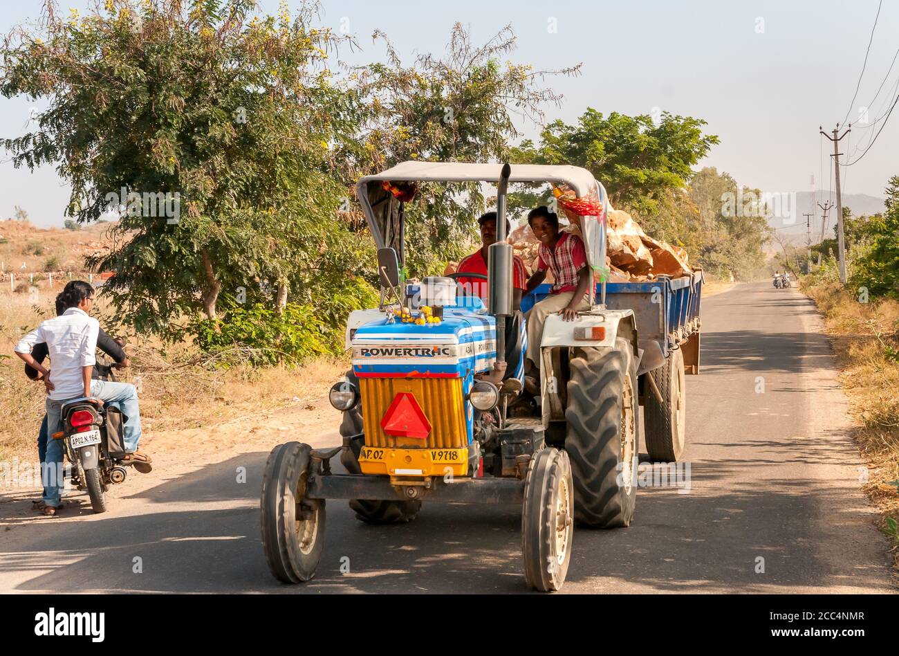 India rural road transport hi-res stock photography and images - Alamy