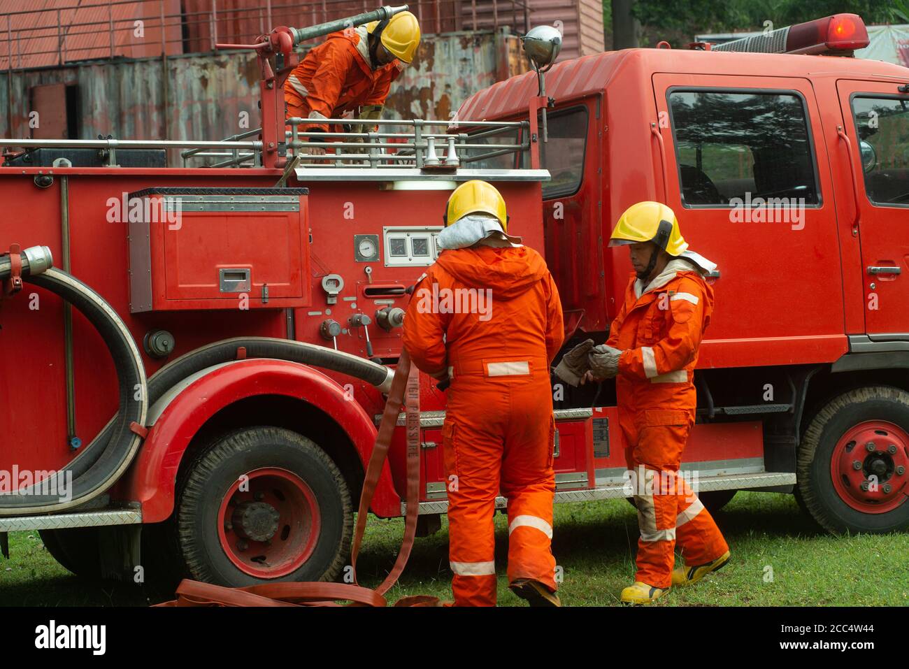 The fireman is preparing to put out the fire at the fire engine ...
