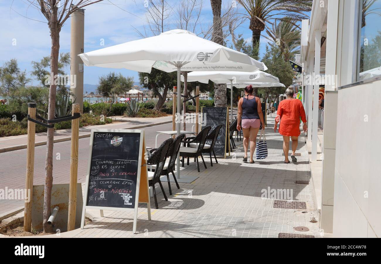 Almost empty restaurant hi-res stock photography and images - Alamy