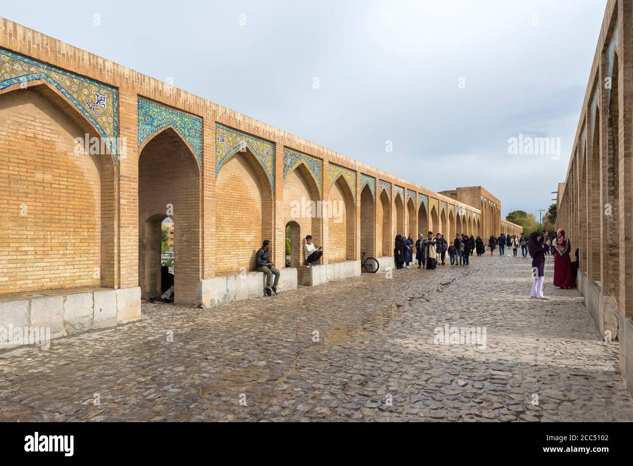 Pol-e Khadju bridge over Zayanderud river, Esfahan, Iran Stock Photo ...