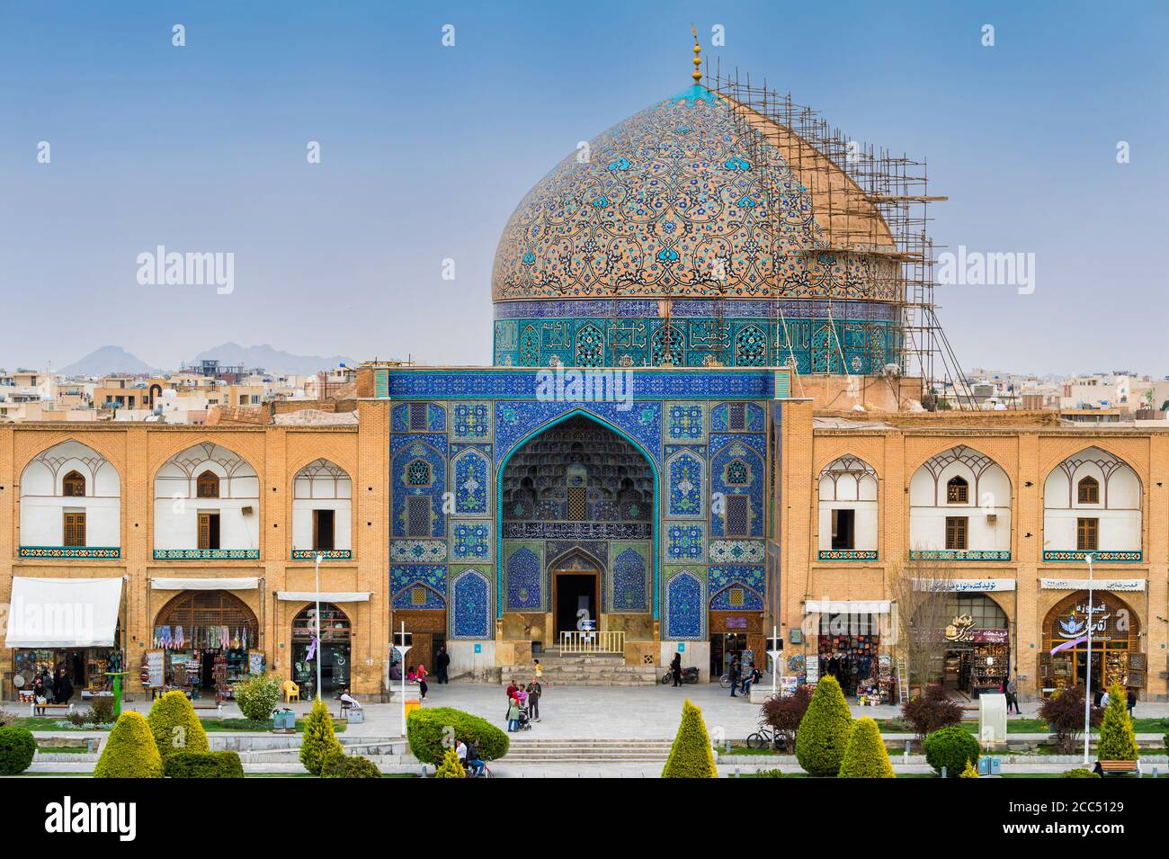 Entrance and dome, Sheikh Lotfallah Mosque, Maydam-e Iman square ...