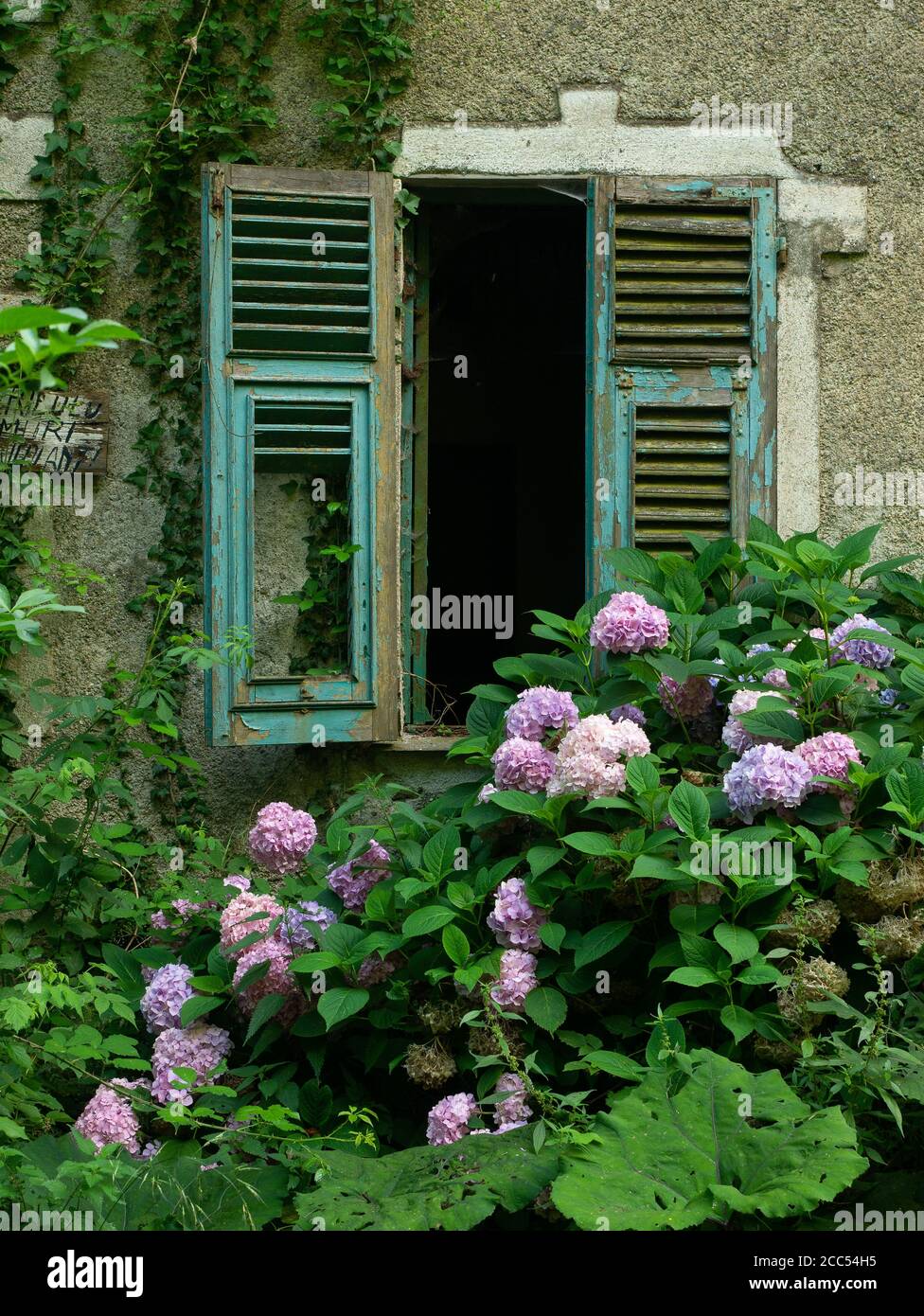 Broken shutter hi-res stock photography and images - Alamy