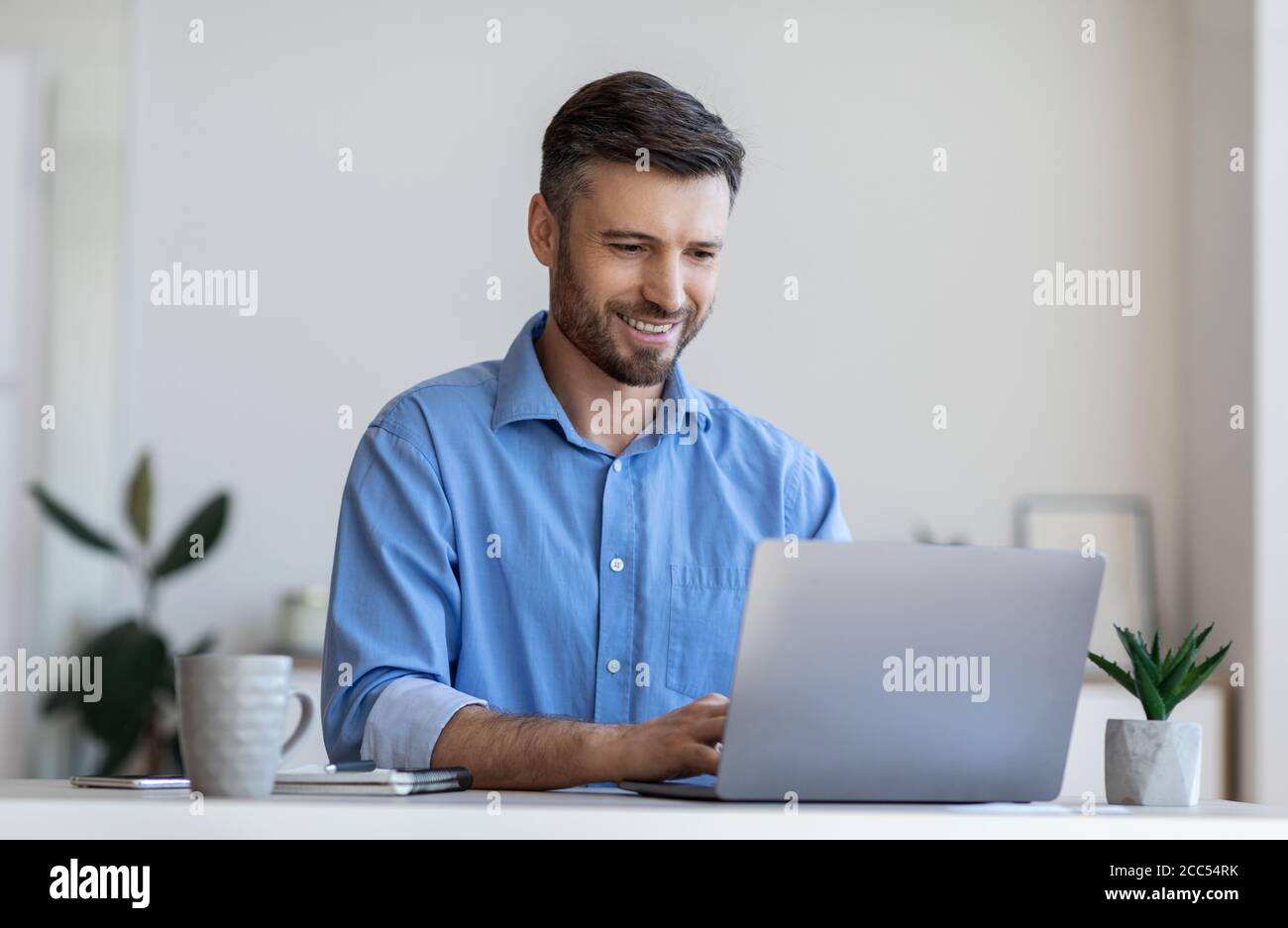 Guy desk working on computer hi-res stock photography and images - Alamy