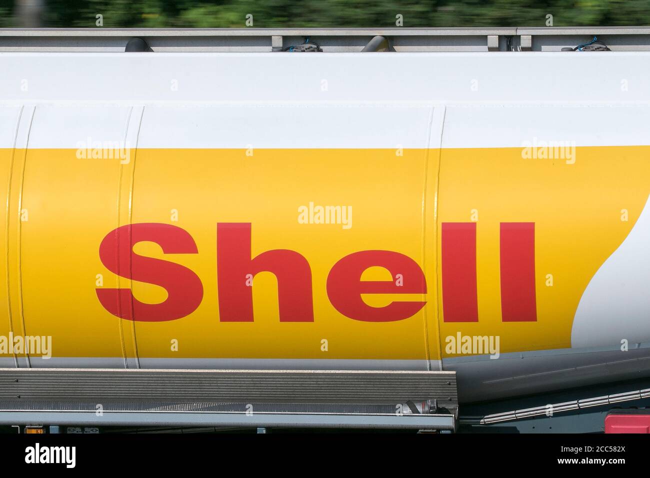 Shell oil logo tanker hi-res stock photography and images - Alamy
