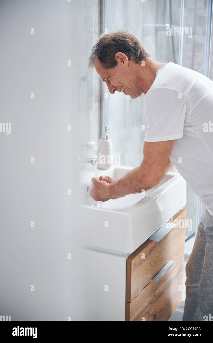 Side of wash basin hi-res stock photography and images - Alamy