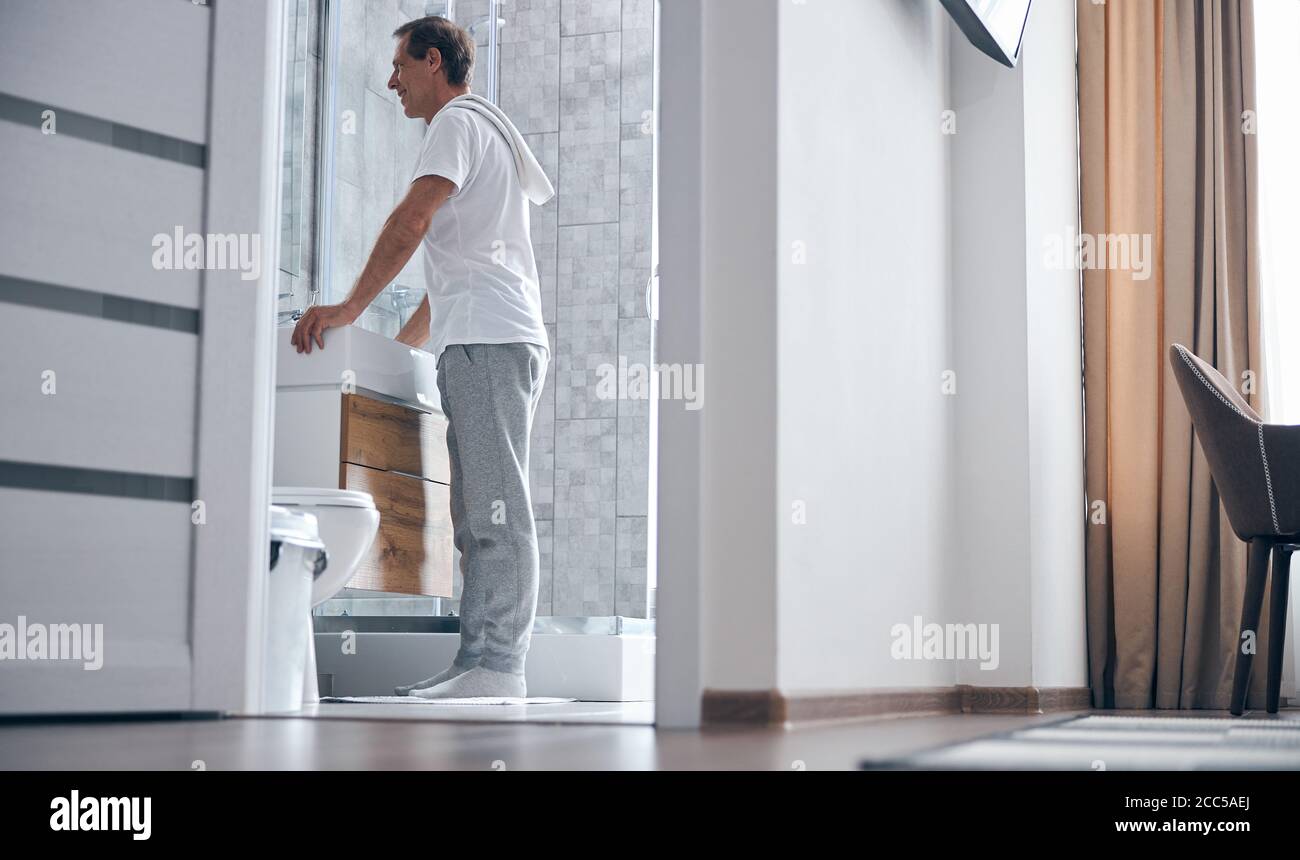 Person staring in mirror hi-res stock photography and images - Alamy