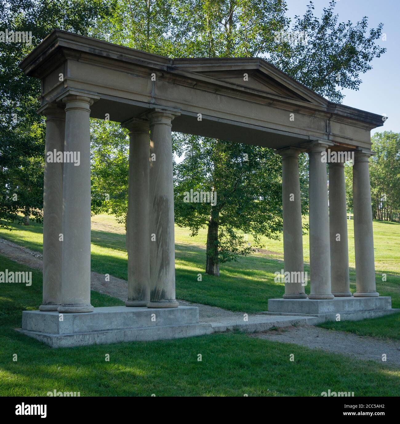 Statue sitting cemetery hi-res stock photography and images - Alamy