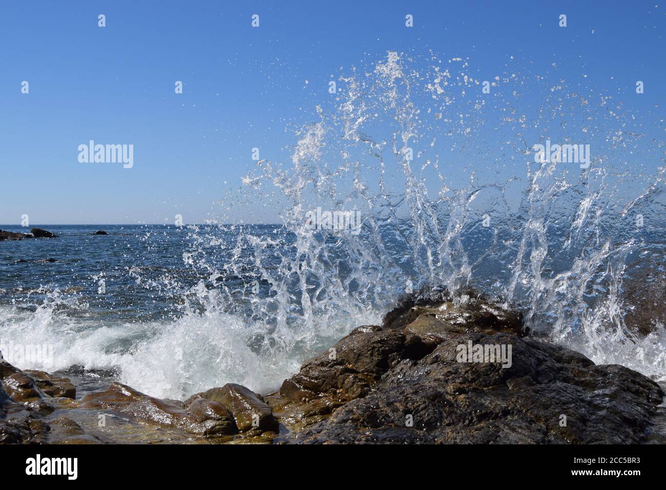 Breaking wave beneath blue sky hi-res stock photography and images - Alamy