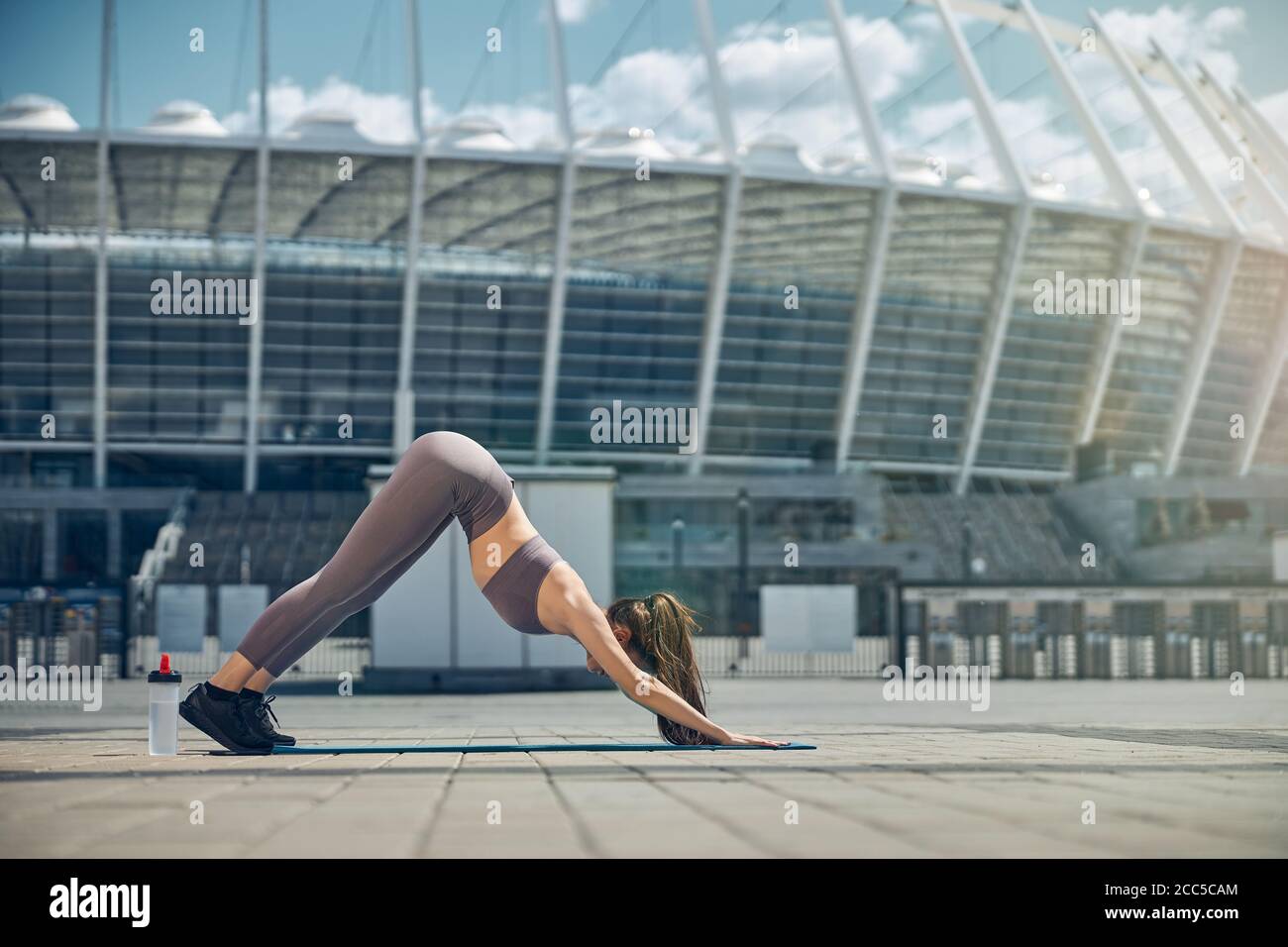 Svelte hi-res stock photography and images - Alamy