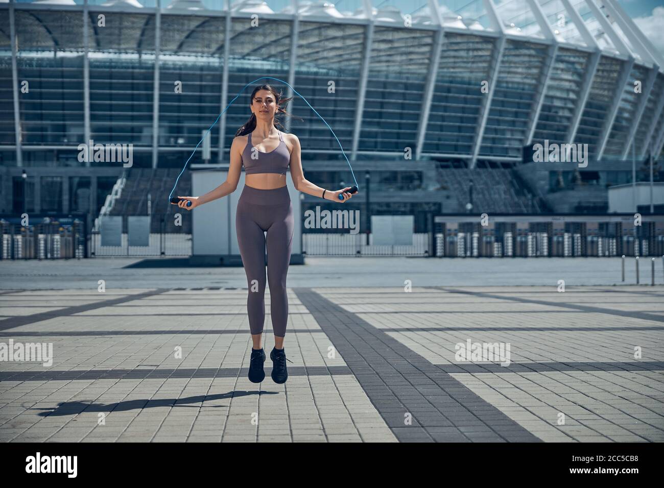 Woman doing exercise skipping rope hi-res stock photography and images ...