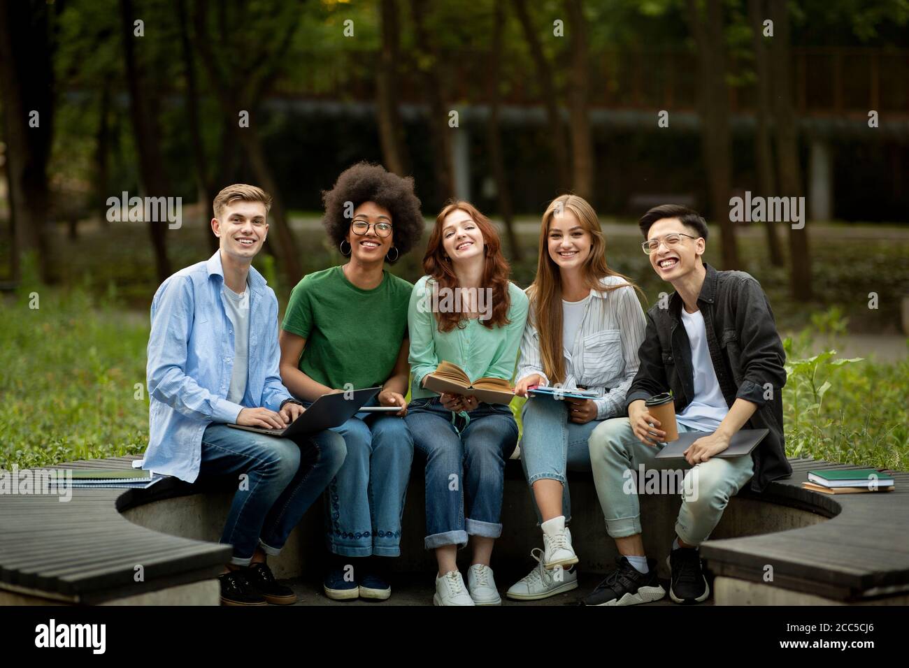 University students sitting on bench hi-res stock photography and ...