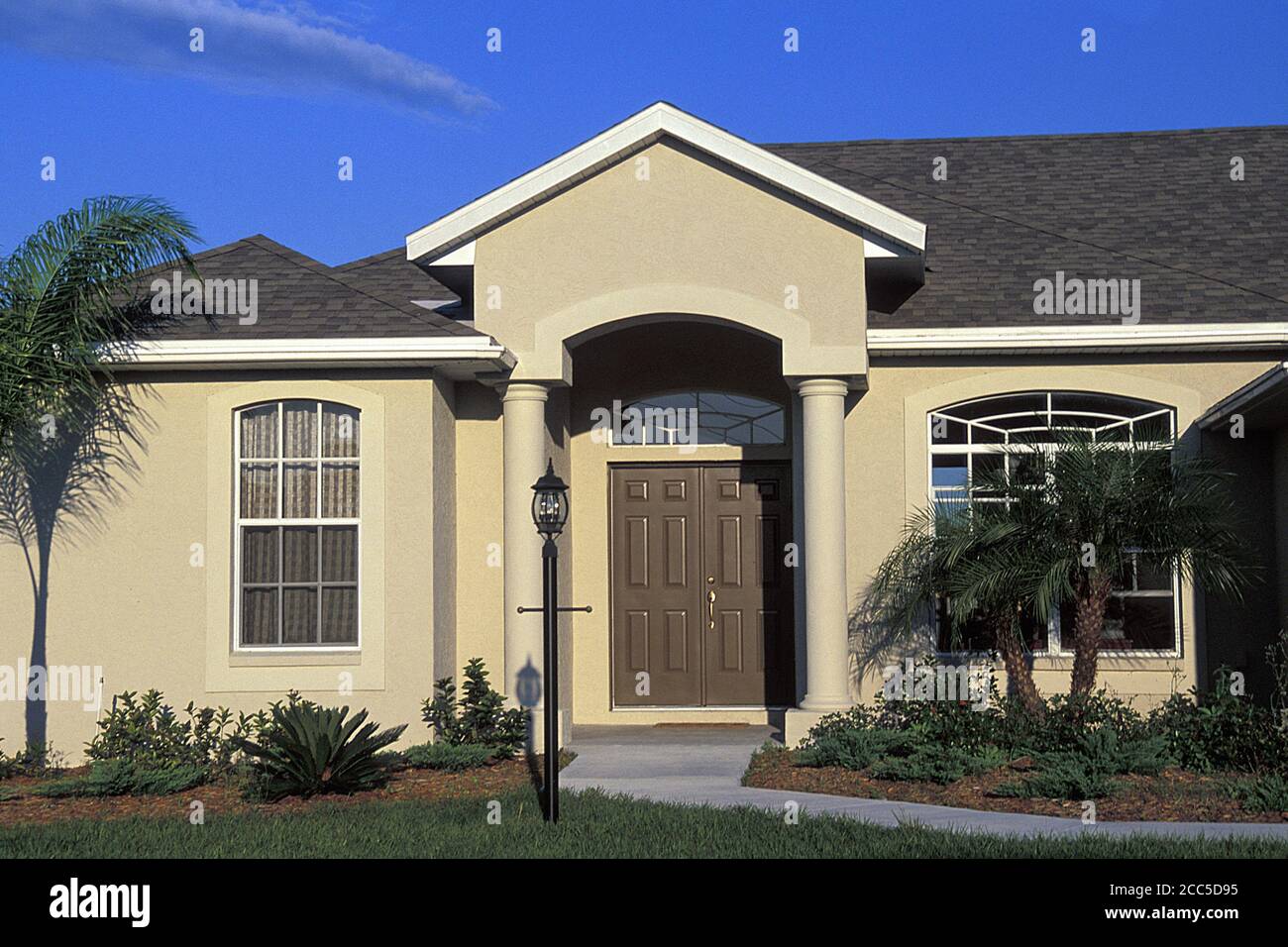 Modest house suburban neighborhood hi-res stock photography and images ...