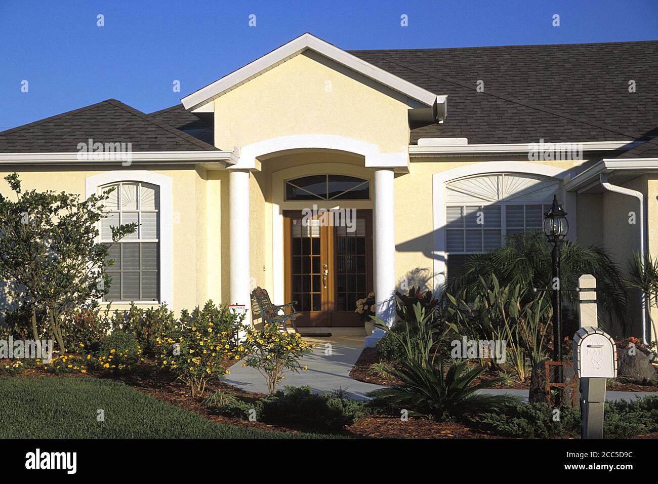 Modest house suburban neighborhood hi-res stock photography and images ...