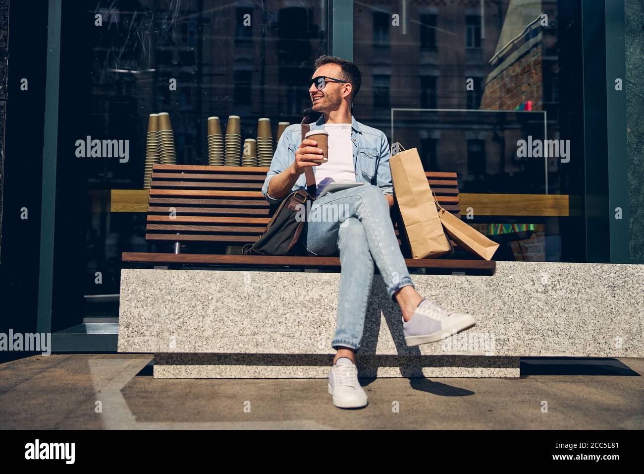 Man crossing legs hi-res stock photography and images - Alamy