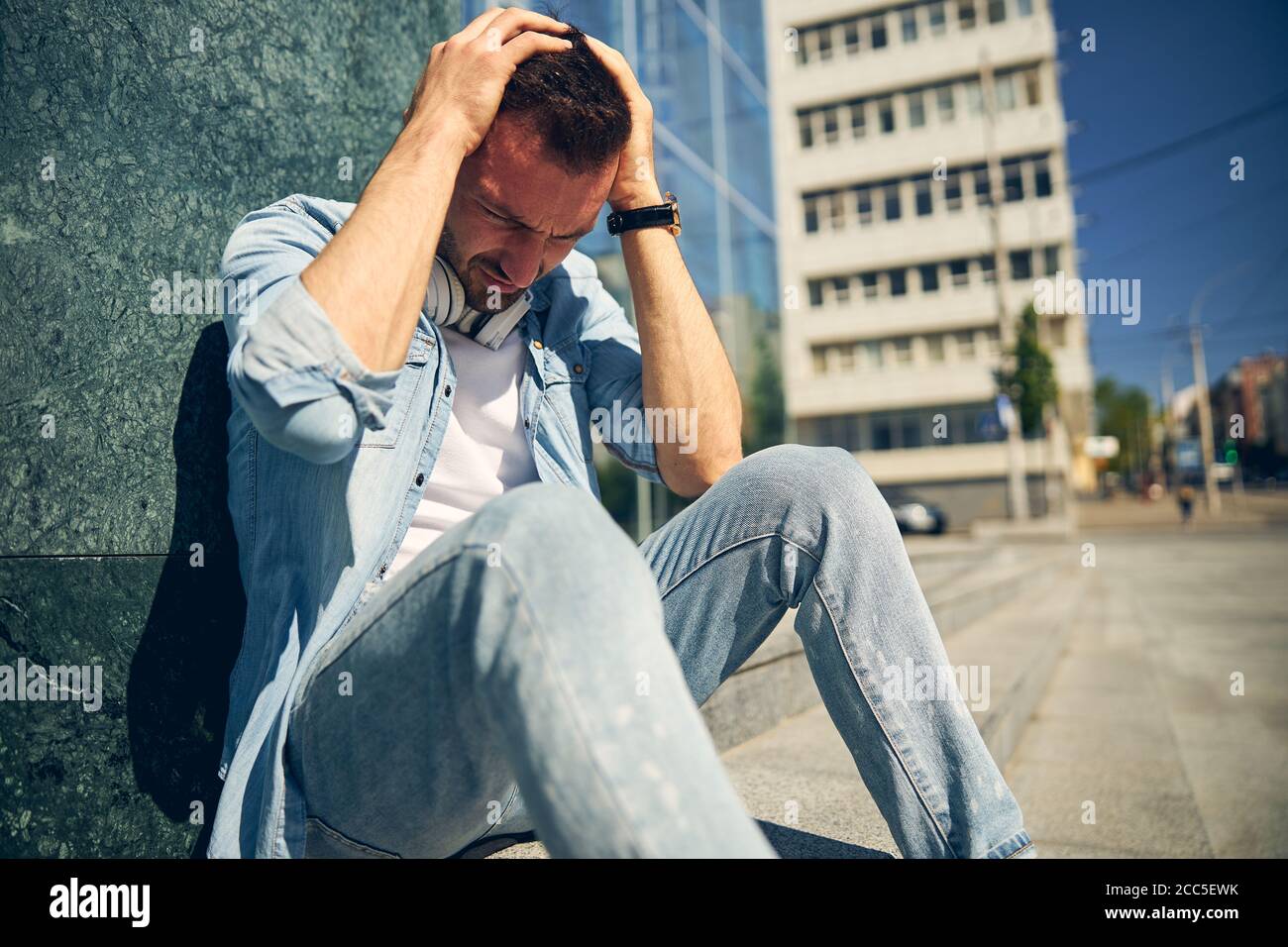 Close up of man that touching his head Stock Photo - Alamy