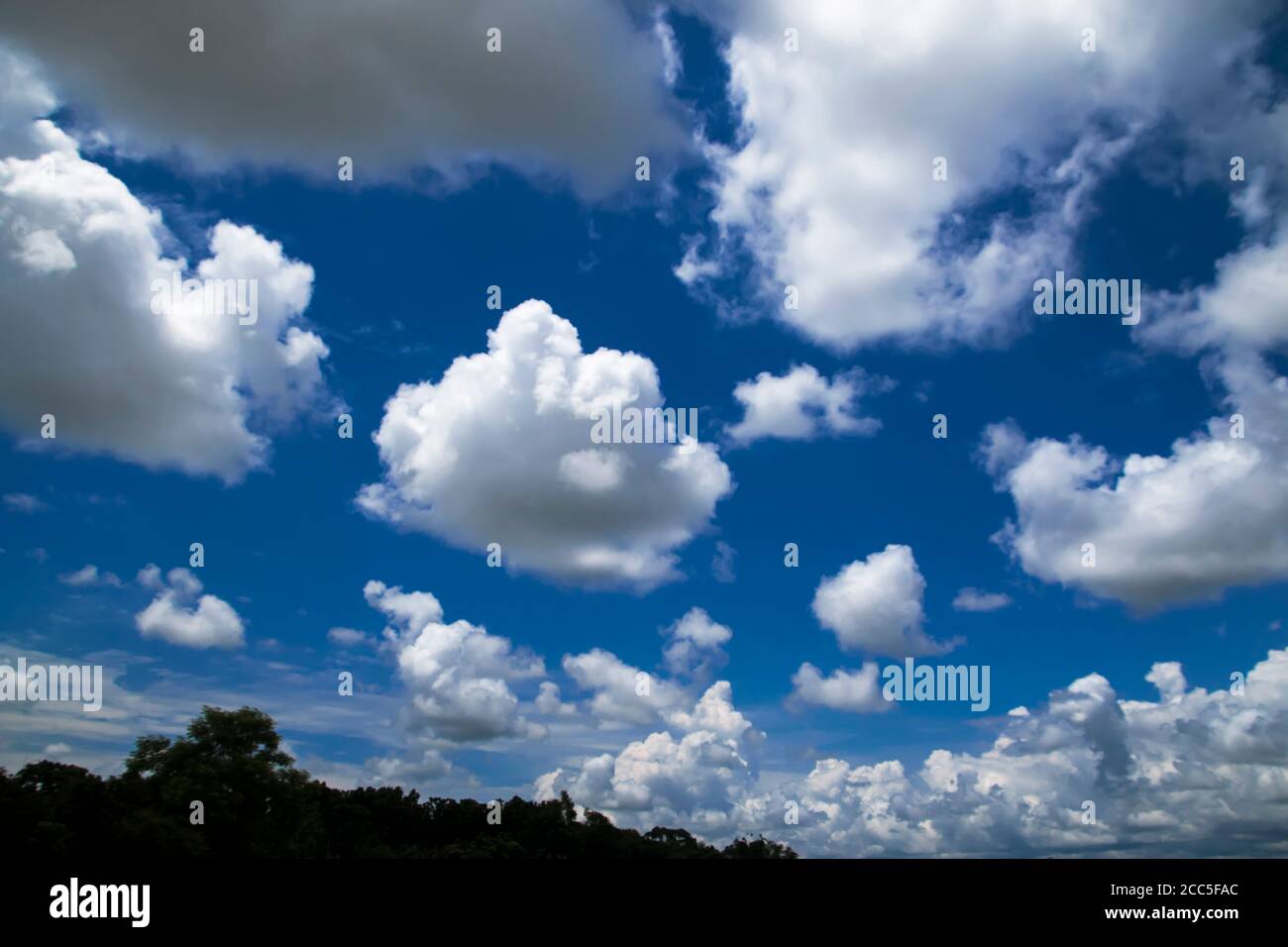 Blue sky background with tiny clouds Stock Photo - Alamy
