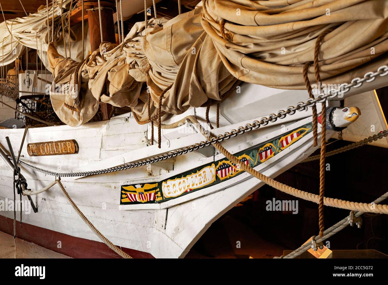 V bottom hull skipjack hi-res stock photography and images - Alamy