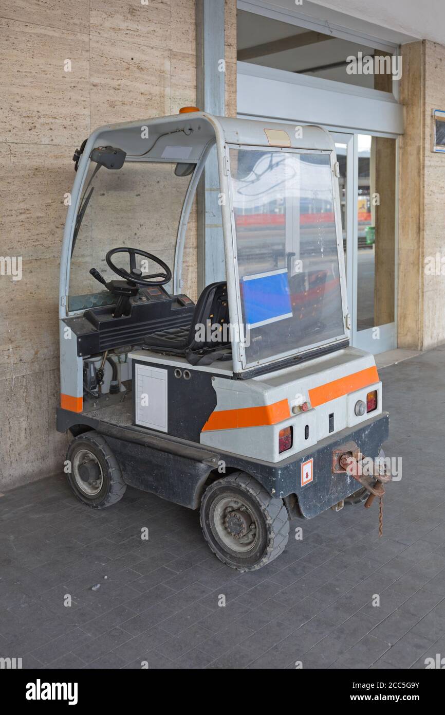Electric Tug Tow Tractor Vehicle at Train Station Italy Stock Photo - Alamy