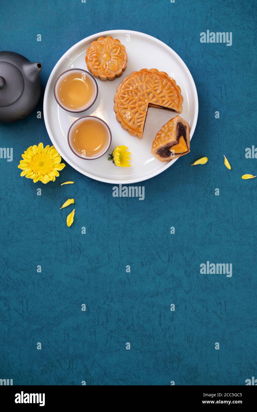 Moon cake for Mid-Autumn Festival, delicious beautiful fresh mooncake ...