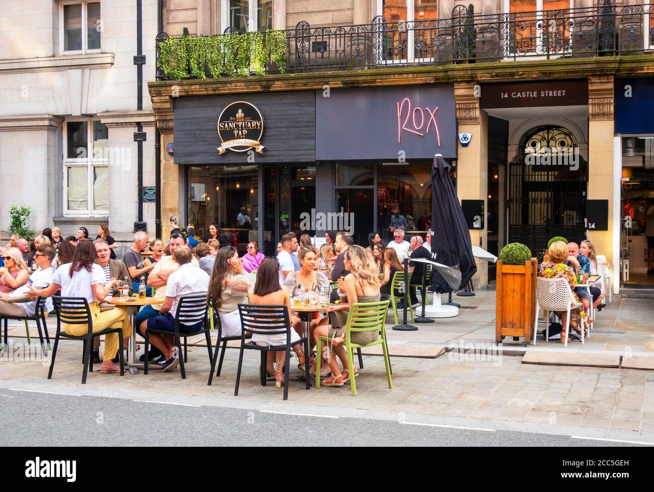 Alfresco dining and drinks on Castle Street in Liverpool Stock Photo ...