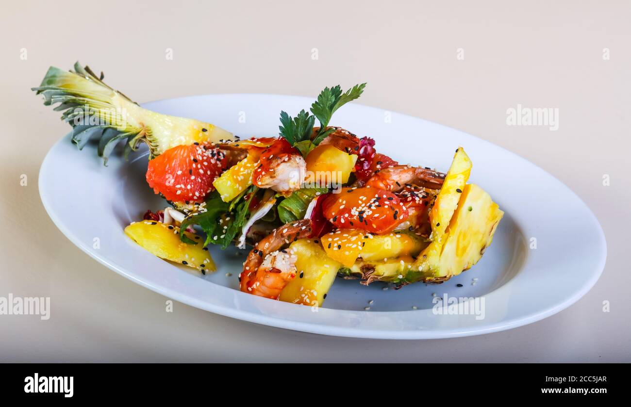 Pineapple with seafood and vegetables Stock Photo - Alamy