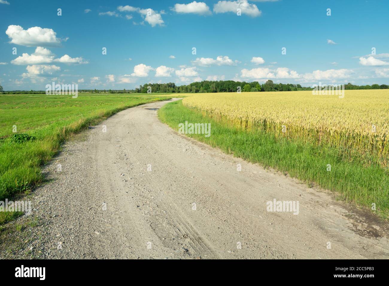 Gravel road through field hi-res stock photography and images - Alamy