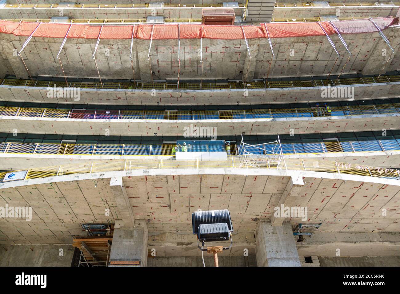 Emirates building construction worker hi-res stock photography and ...