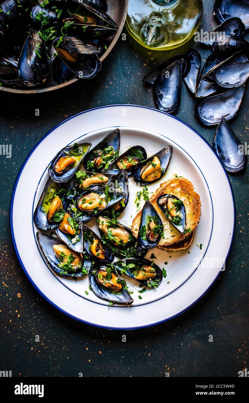 Plate mussels garlic parsley hi-res stock photography and images - Alamy