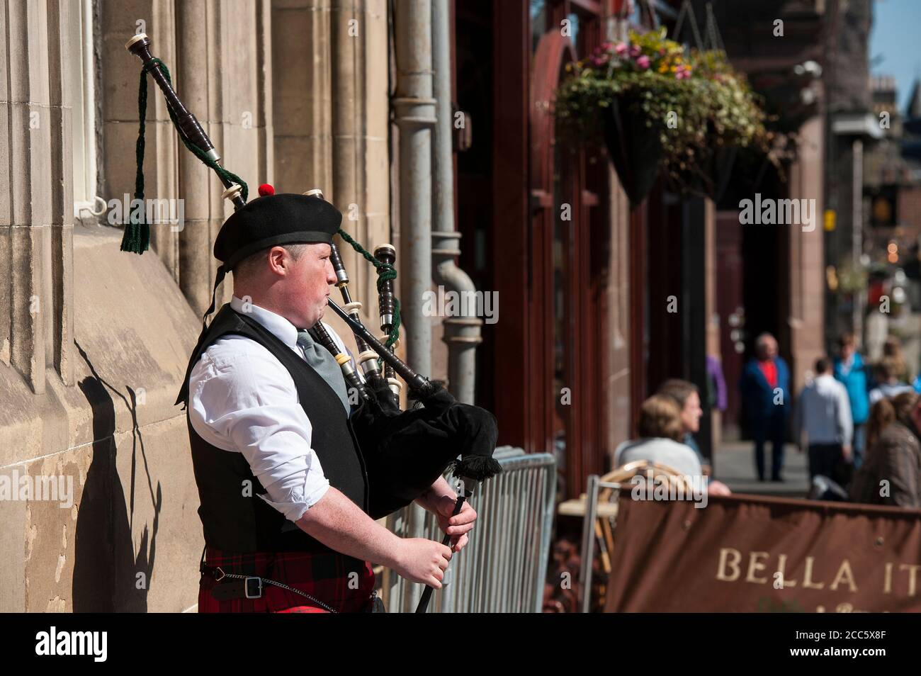 Scottish bagpipe player hi-res stock photography and images - Alamy