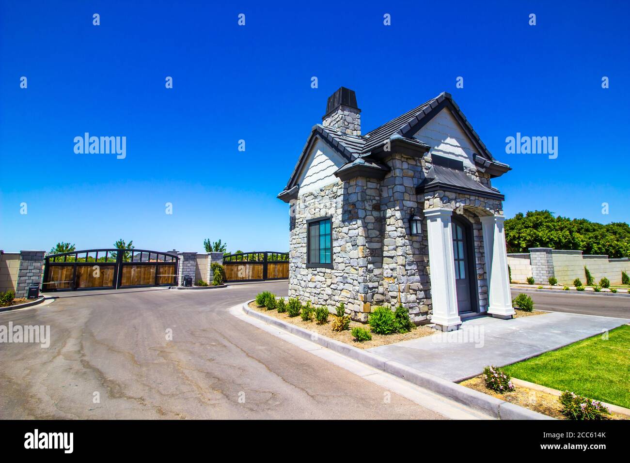 Stone Gate House & Automatic Entry Gates Stock Photo - Alamy