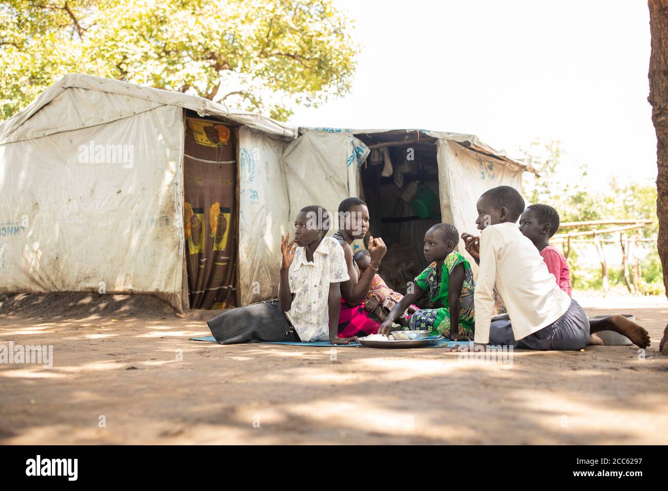 African refugee camp eating hi-res stock photography and images - Alamy