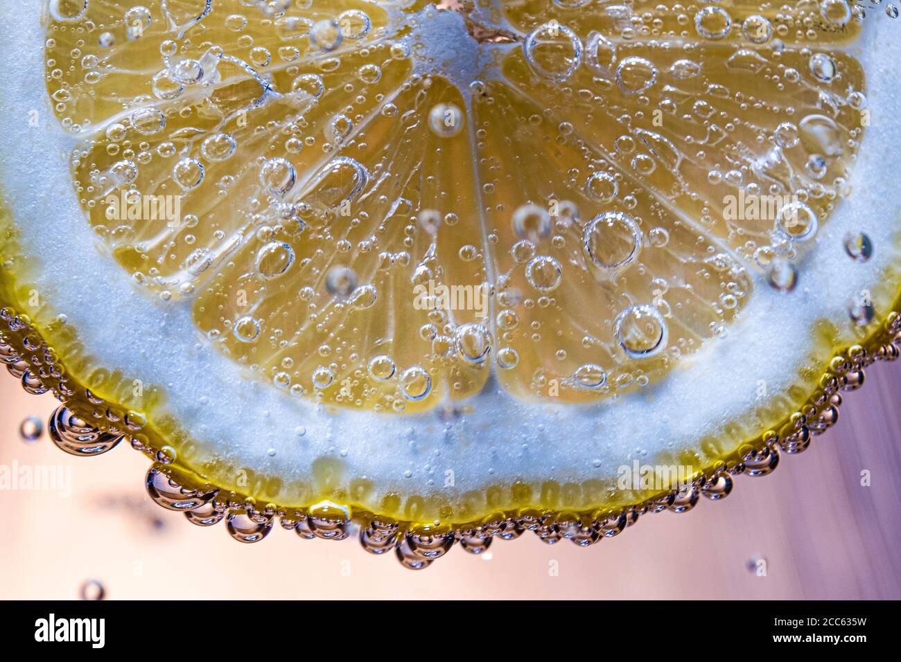 Floating lemon slice in soda water Stock Photo - Alamy
