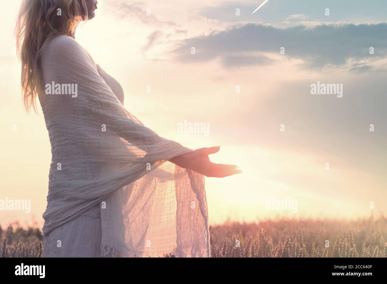 Woman field sun hi-res stock photography and images - Alamy