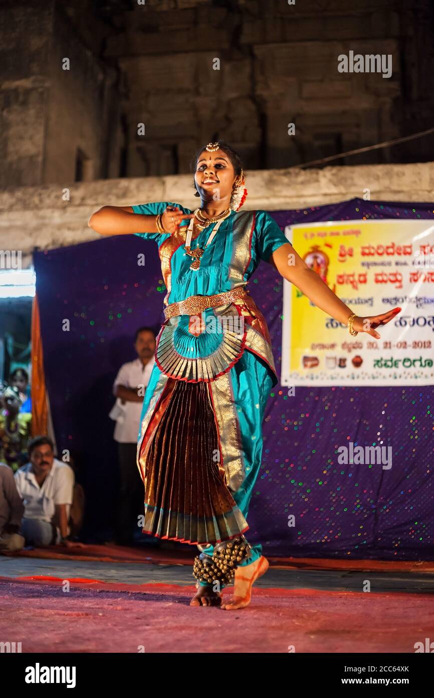 HAMPI, INDIA - FEBRUARY 20, 2012: Unidentified artist performing ...