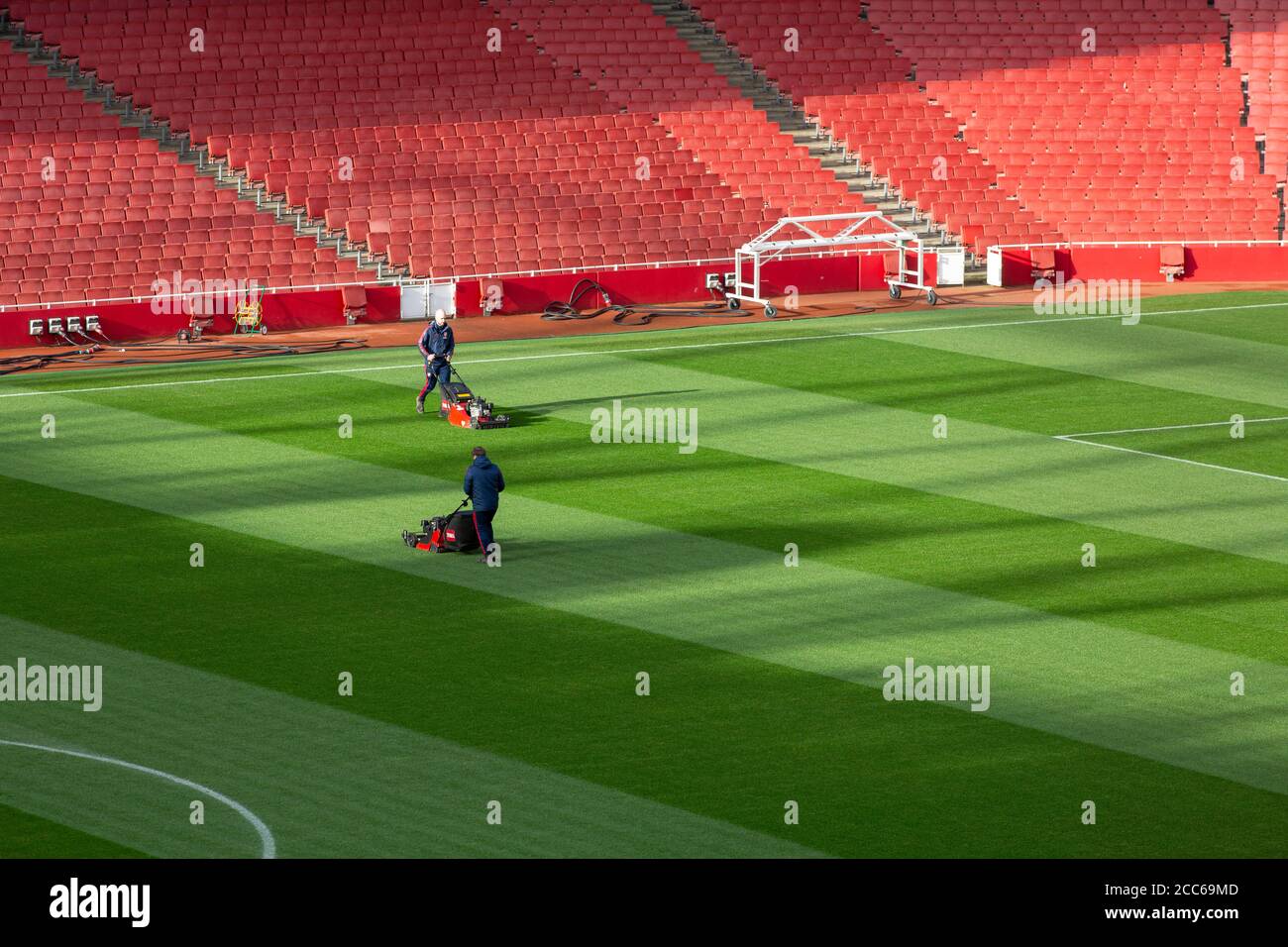 Groundmen working on pitch at Emirates Stadium Stock Photo - Alamy