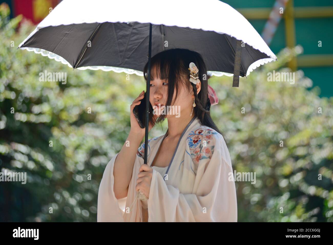 Chinese people talking hi-res stock photography and images - Alamy
