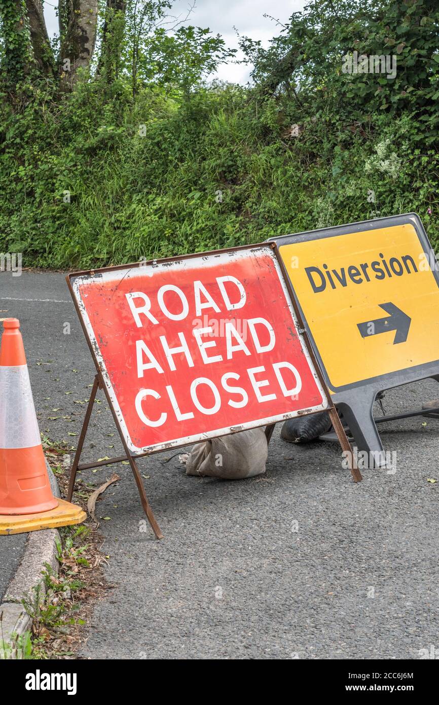 Temporary traffic management system hi-res stock photography and images ...