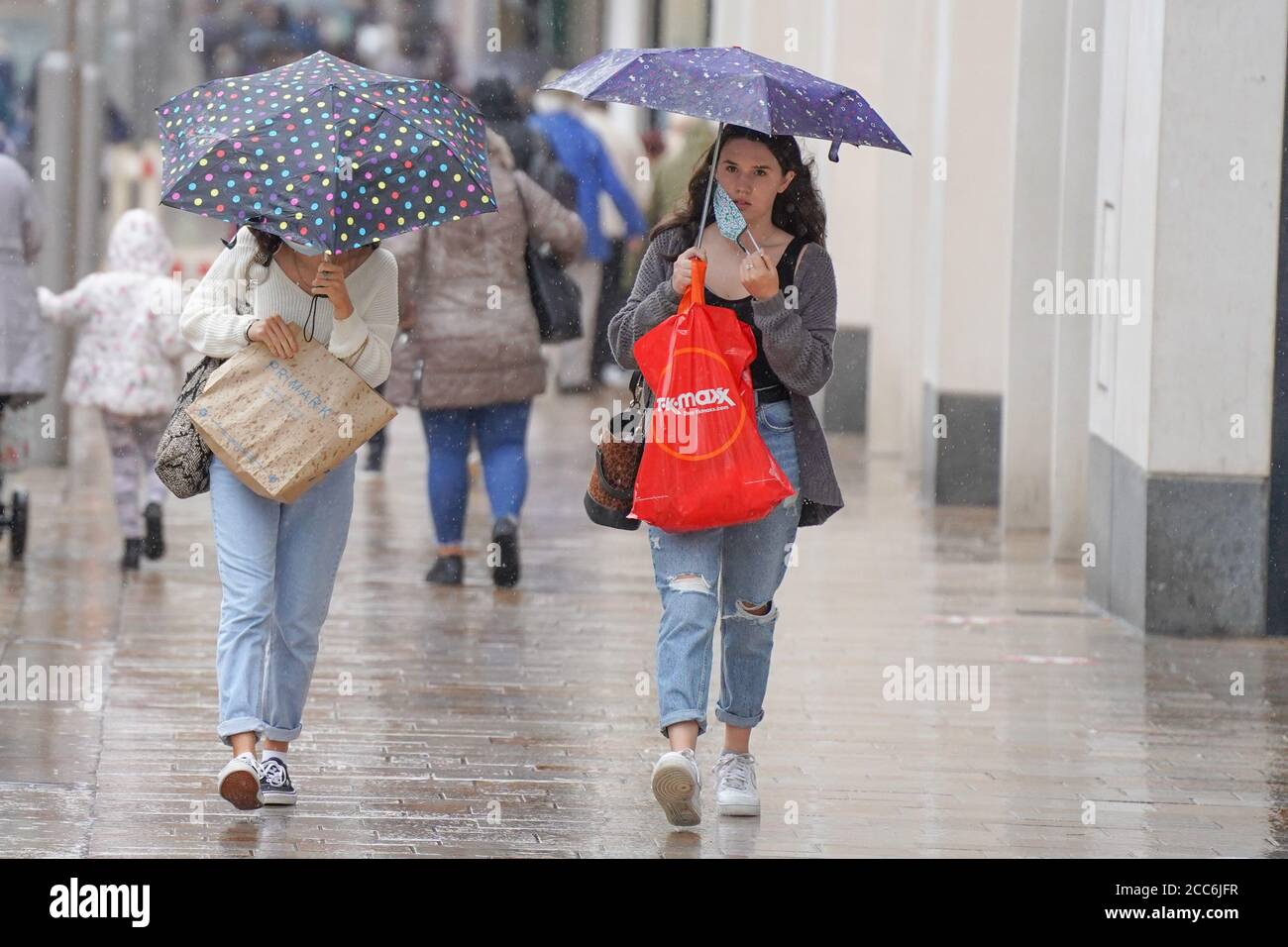 Shoppers shelter from the rain hi-res stock photography and images - Alamy