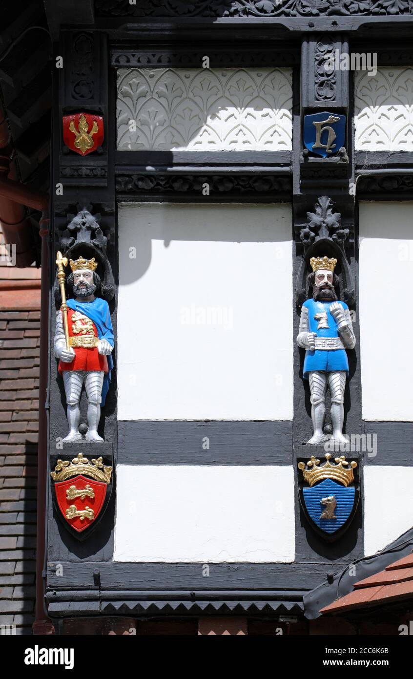 William the Conqueror and Hugh of Avranches carved on Grosvenor Park ...
