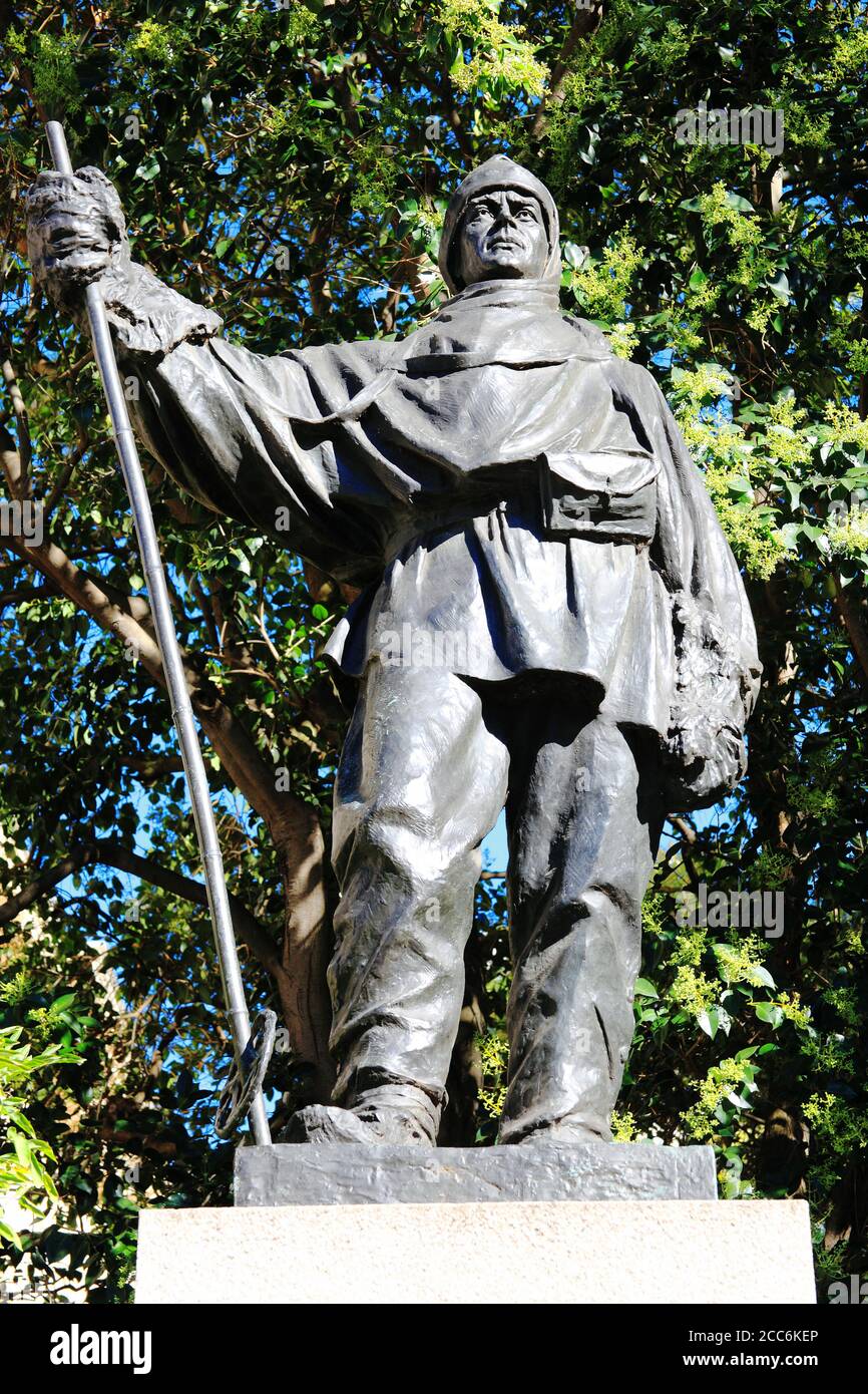 Captain scott memorial waterloo place hi-res stock photography and ...