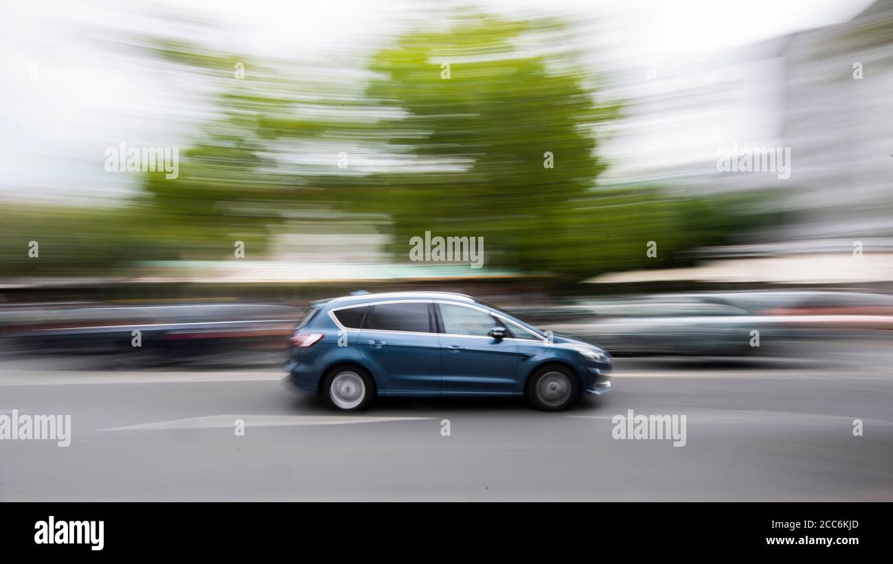 Lower shutter speed hi-res stock photography and images - Alamy